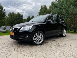 Black Volkswagen Tiguan 2009 in Cesis, with an engine capacity of 2.00 L and mileage of 262 thousand km for 6950 €, photo  on AUTOMOTO.COM.LV