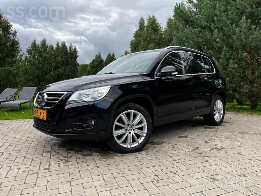 Black Volkswagen Tiguan 2009 in Cesis, with an engine capacity of 2.00 L and mileage of 262 thousand km for 6950 €, photo 1 on AUTOMOTO.COM.LV