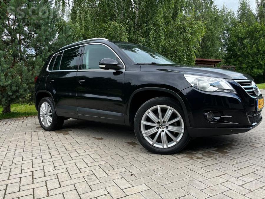 Black Volkswagen Tiguan 2009 in Cesis, with an engine capacity of 2.00 L and mileage of 262 thousand km for 6950 €, photo 3 on AUTOMOTO.COM.LV
