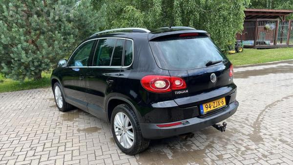 Melns Volkswagen Tiguan 2009 Cēsis, ar dzinēja tilpumu 2.00 L un nobraukumu 262 tūkst. km par 6950 €, foto 3 vietnē AUTOMOTO.COM.LV