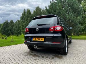 Black Volkswagen Tiguan 2009 in Cesis, with an engine capacity of 2.00 L and mileage of 262 thousand km for 6950 €, photo 5 on AUTOMOTO.COM.LV