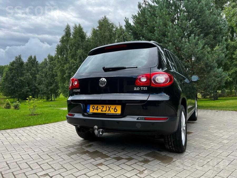 Black Volkswagen Tiguan 2009 in Cesis, with an engine capacity of 2.00 L and mileage of 262 thousand km for 6950 €, photo 5 on AUTOMOTO.COM.LV