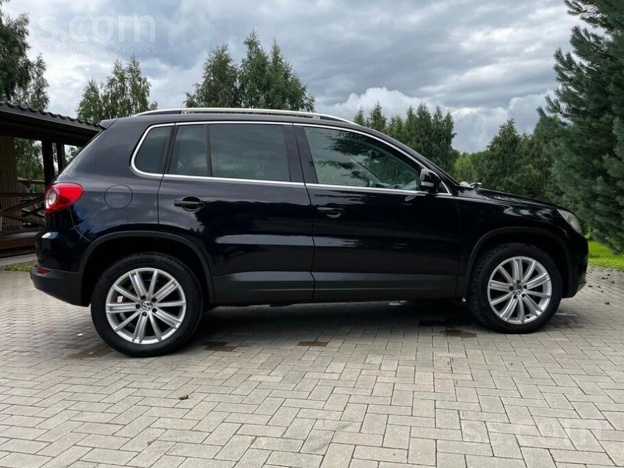 Black Volkswagen Tiguan 2009 in Cesis, with an engine capacity of 2.00 L and mileage of 262 thousand km for 6950 €, photo 6 on AUTOMOTO.COM.LV