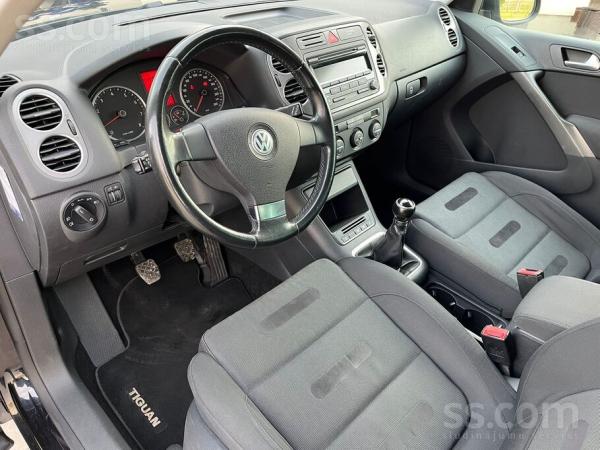Melns Volkswagen Tiguan 2009 Cēsis, ar dzinēja tilpumu 2.00 L un nobraukumu 262 tūkst. km par 6950 €, foto 7 vietnē AUTOMOTO.COM.LV