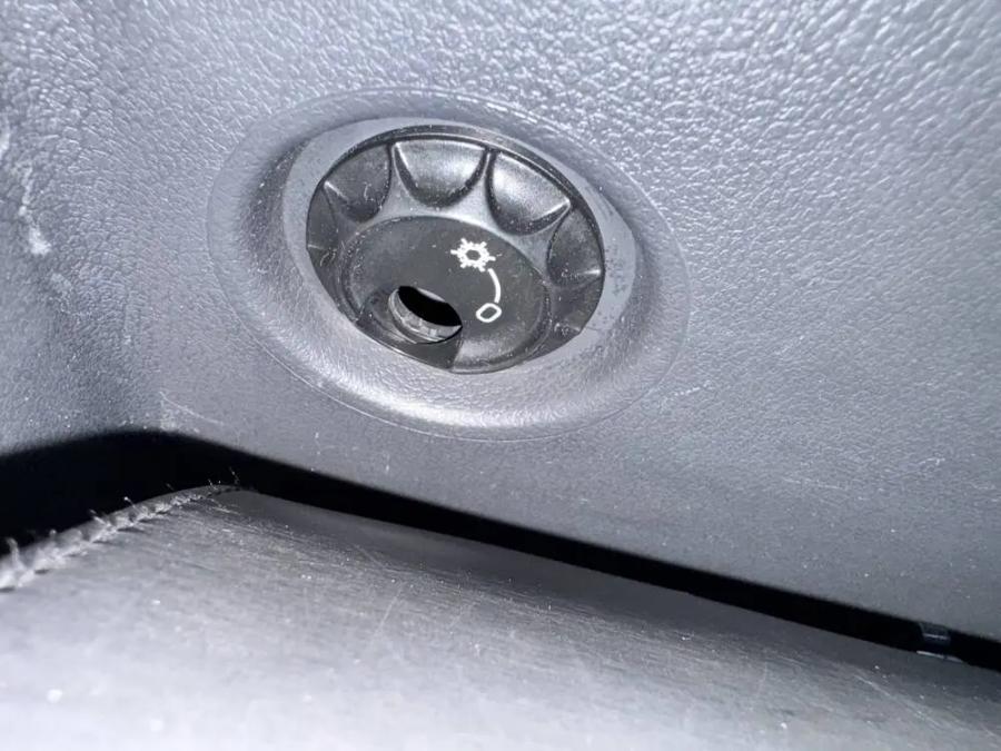 Melns Volkswagen Tiguan 2009 Rīga, ar dzinēja tilpumu 2.00 L un nobraukumu 240 tūkst. km par 6000 €, foto 33 vietnē AUTOMOTO.COM.LV