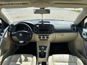 Black Volkswagen Tiguan 2009 in Riga, with an engine capacity of 2.00 L and mileage of 327 thousand km for 5590 €, photo 11 on AUTOMOTO.COM.LV