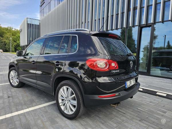 Melns Volkswagen Tiguan 2009 Kauņa, ar dzinēja tilpumu 2.00 L un nobraukumu 300 tūkst. km par 5800 €, foto 5 vietnē AUTOMOTO.COM.LV