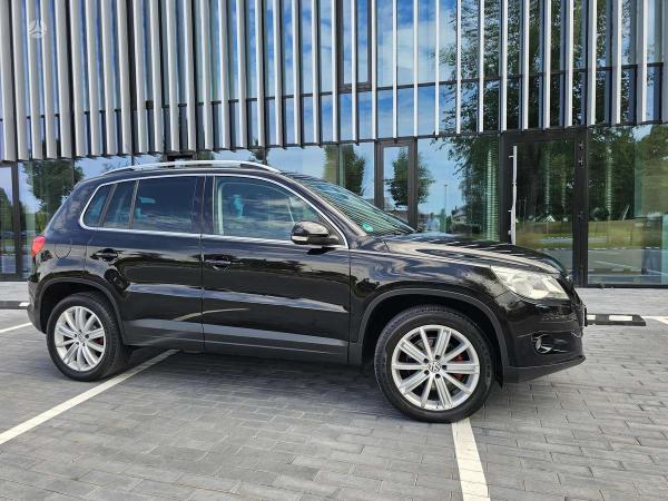 Melns Volkswagen Tiguan 2009 Kauņa, ar dzinēja tilpumu 2.00 L un nobraukumu 300 tūkst. km par 5800 €, foto 9 vietnē AUTOMOTO.COM.LV