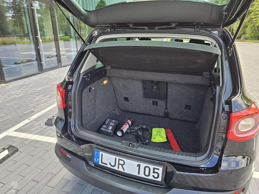 Melns Volkswagen Tiguan 2009 Kauņa, ar dzinēja tilpumu 2.00 L un nobraukumu 300 tūkst. km par 5800 €, foto 14 vietnē AUTOMOTO.COM.LV