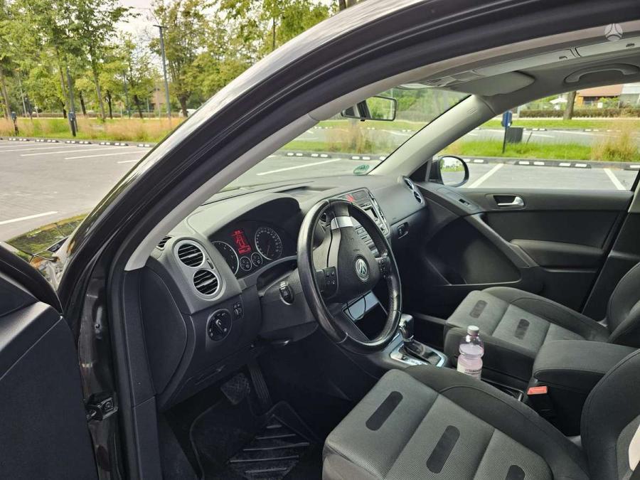Melns Volkswagen Tiguan 2009 Kauņa, ar dzinēja tilpumu 2.00 L un nobraukumu 300 tūkst. km par 5800 €, foto 17 vietnē AUTOMOTO.COM.LV