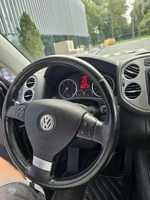 Melns Volkswagen Tiguan 2009 Kauņa, ar dzinēja tilpumu 2.00 L un nobraukumu 300 tūkst. km par 5800 €, foto 19 vietnē AUTOMOTO.COM.LV