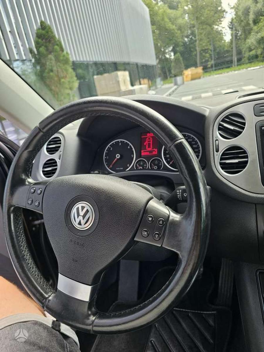 Melns Volkswagen Tiguan 2009 Kauņa, ar dzinēja tilpumu 2.00 L un nobraukumu 300 tūkst. km par 5800 €, foto 19 vietnē AUTOMOTO.COM.LV