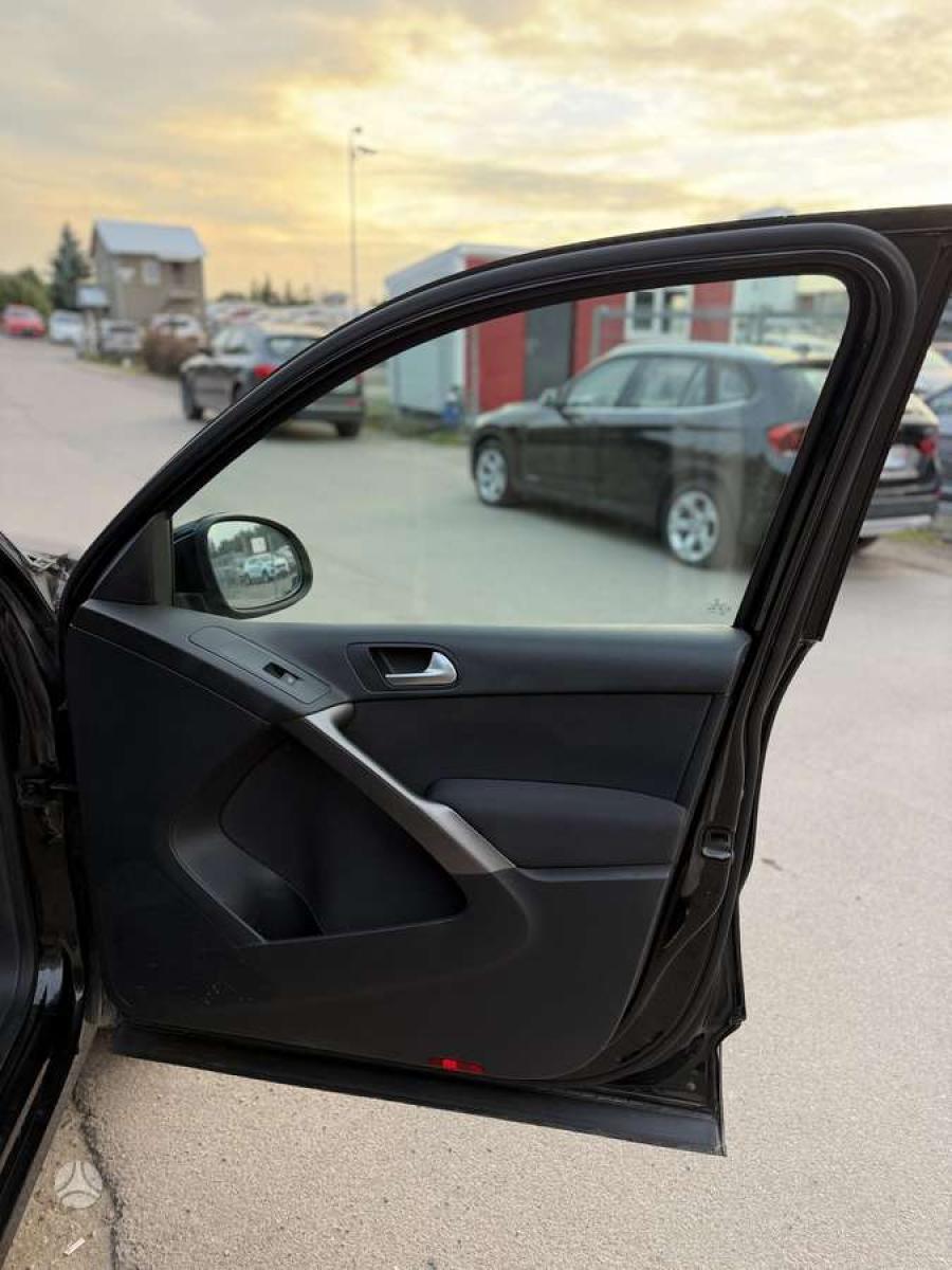 Melns Volkswagen Tiguan 2009 Utena, ar dzinēja tilpumu 2.00 L un nobraukumu 197 tūkst. km par 7100 €, foto 31 vietnē AUTOMOTO.COM.LV