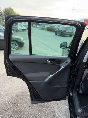 Melns Volkswagen Tiguan 2009 Utena, ar dzinēja tilpumu 2.00 L un nobraukumu 197 tūkst. km par 7100 €, foto 40 vietnē AUTOMOTO.COM.LV