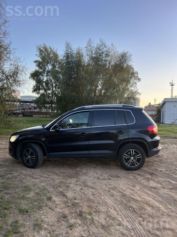Volkswagen Tiguan 2009 Rīga vietnē Melns Volkswagen Tiguan 2009 Rīga, ar dzinēja tilpumu 2.00 L un nobraukumu 289 tūkst. km par 4300 €, foto 4 vietnē AUTOMOTO.COM.LV