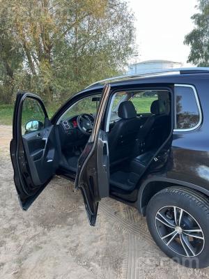 Black Volkswagen Tiguan 2009 in Riga, with an engine capacity of 2.00 L and mileage of 289 thousand km for 4300 €, photo 5 on AUTOMOTO.COM.LV