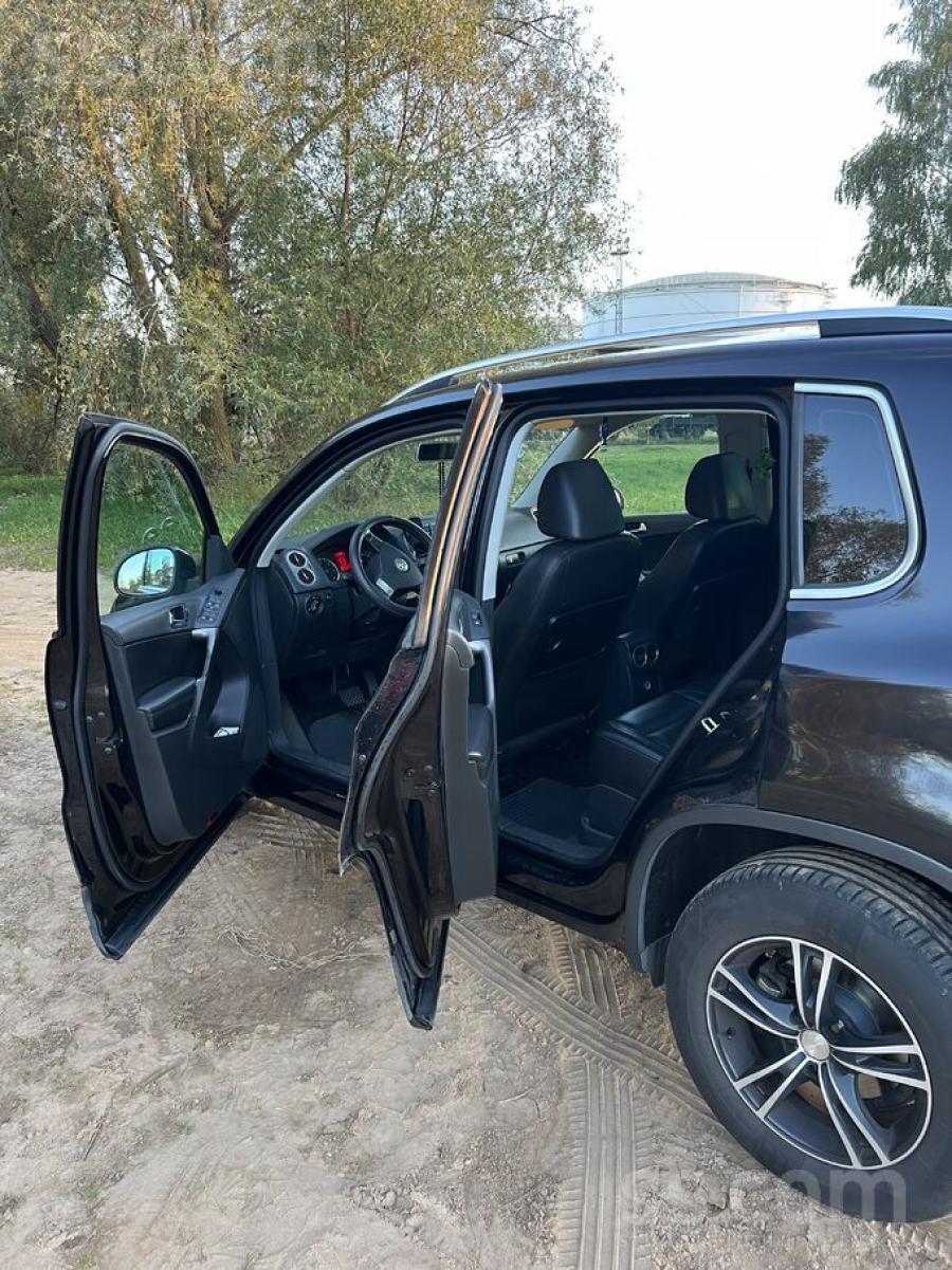 Black Volkswagen Tiguan 2009 in Riga, with an engine capacity of 2.00 L and mileage of 289 thousand km for 4300 €, photo 5 on AUTOMOTO.COM.LV