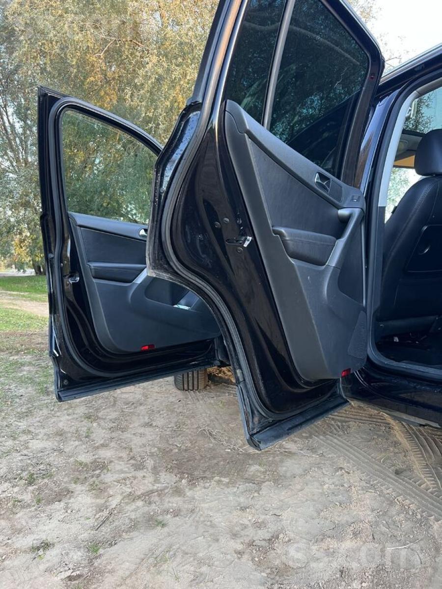 Black Volkswagen Tiguan 2009 in Riga, with an engine capacity of 2.00 L and mileage of 289 thousand km for 4300 €, photo 6 on AUTOMOTO.COM.LV