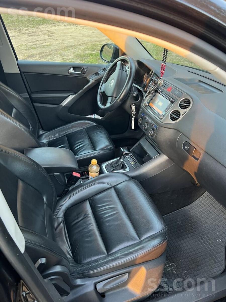 Black Volkswagen Tiguan 2009 in Riga, with an engine capacity of 2.00 L and mileage of 289 thousand km for 4300 €, photo 15 on AUTOMOTO.COM.LV