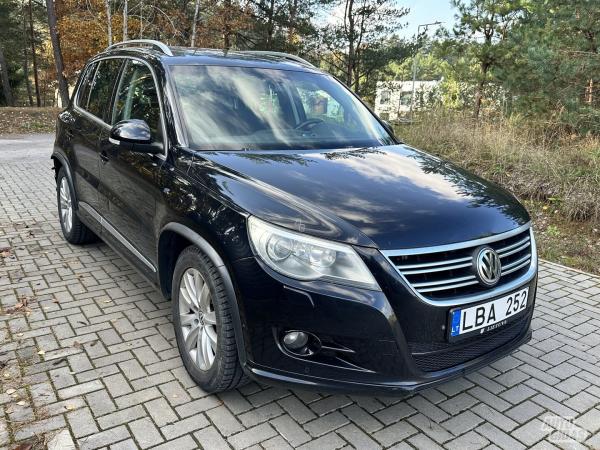 Black Volkswagen Tiguan 2009 in Vilnius, with an engine capacity of 2.00 L and mileage of 450 thousand km for 4500 €, photo 1 on AUTOMOTO.COM.LV