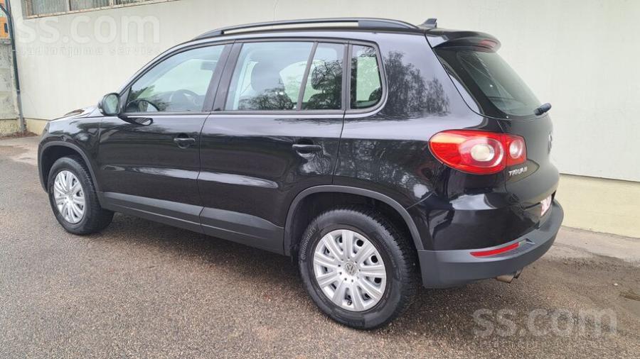 Black Volkswagen Tiguan 2010 in Ogre, with an engine capacity of 1.40 L and mileage of 202 thousand km for 5850 €, photo 2 on AUTOMOTO.COM.LV