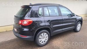 Black Volkswagen Tiguan 2010 in Ogre, with an engine capacity of 1.40 L and mileage of 202 thousand km for 5850 €, photo 4 on AUTOMOTO.COM.LV