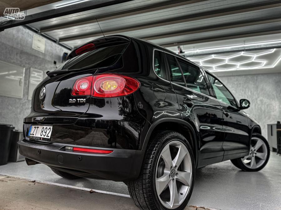 Black Volkswagen Tiguan 2010 in Kaunas, with an engine capacity of 2.00 L and mileage of 332 thousand km for 6550 €, photo 8 on AUTOMOTO.COM.LV