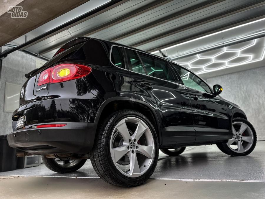 Black Volkswagen Tiguan 2010 in Kaunas, with an engine capacity of 2.00 L and mileage of 332 thousand km for 6550 €, photo 10 on AUTOMOTO.COM.LV