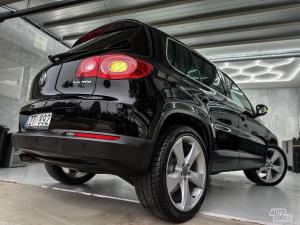 Black Volkswagen Tiguan 2010 in Kaunas, with an engine capacity of 2.00 L and mileage of 332 thousand km for 6550 €, photo 11 on AUTOMOTO.COM.LV