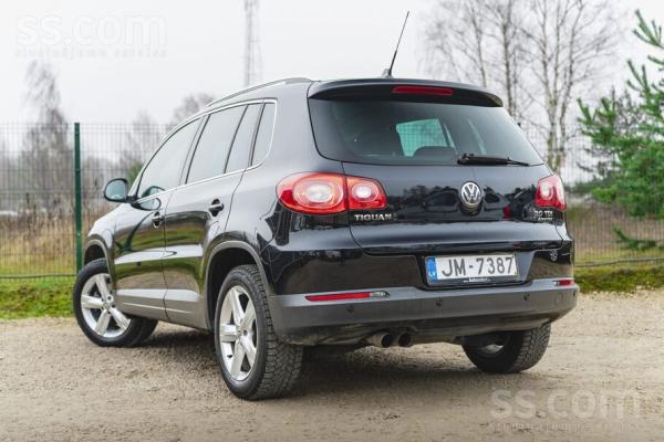 Black Volkswagen Tiguan 2010 in Riga, with an engine capacity of 2.00 L and mileage of 332 thousand km for 6990 €, photo 4 on AUTOMOTO.COM.LV