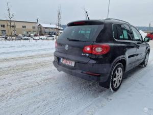 Black Volkswagen Tiguan 2010 in Vilnius, with an engine capacity of 1.97 L and mileage of 217 thousand km for 6499 €, photo 6 on AUTOMOTO.COM.LV