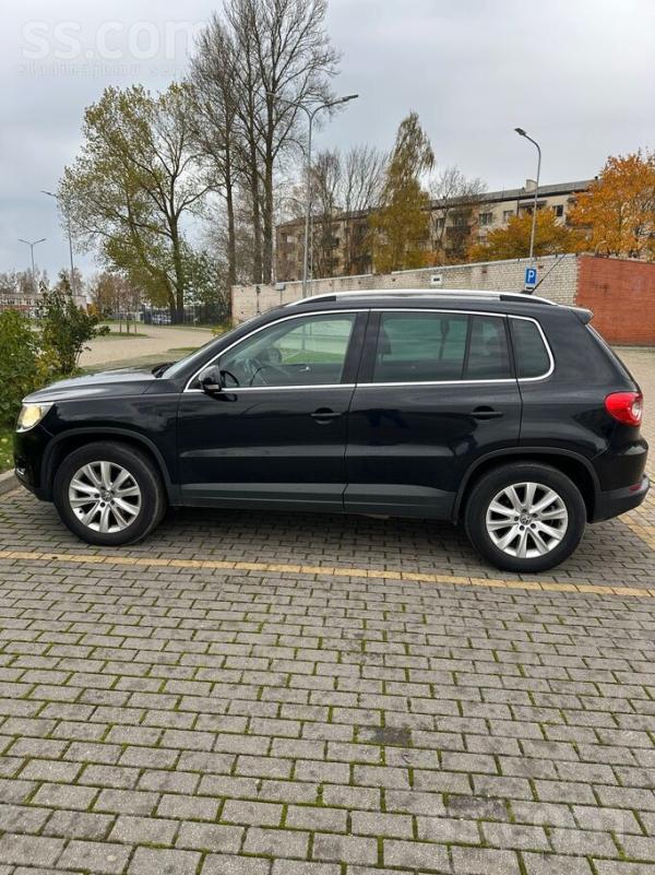 Black Volkswagen Tiguan 2010 in Liepaja, with an engine capacity of 2.00 L and mileage of 216 thousand km for 7500 €, photo 3 on AUTOMOTO.COM.LV