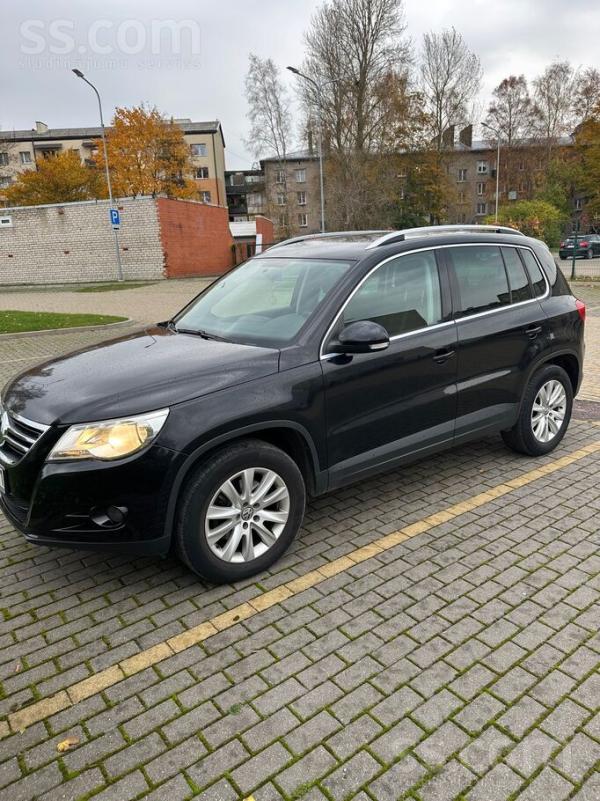 Black Volkswagen Tiguan 2010 in Liepaja, with an engine capacity of 2.00 L and mileage of 216 thousand km for 7500 €, photo 4 on AUTOMOTO.COM.LV