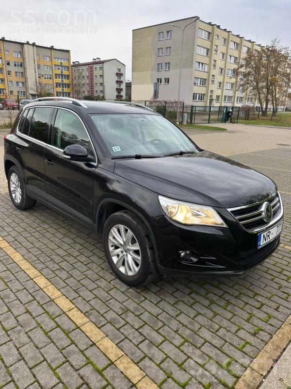 Black Volkswagen Tiguan 2010 in Liepaja, with an engine capacity of 2.00 L and mileage of 216 thousand km for 7500 €, photo 5 on AUTOMOTO.COM.LV