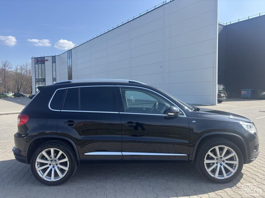 Black Volkswagen Tiguan 2010 in Kaunas, with an engine capacity of 2.00 L and mileage of 230 thousand km for 6950 €, photo 5 on AUTOMOTO.COM.LV