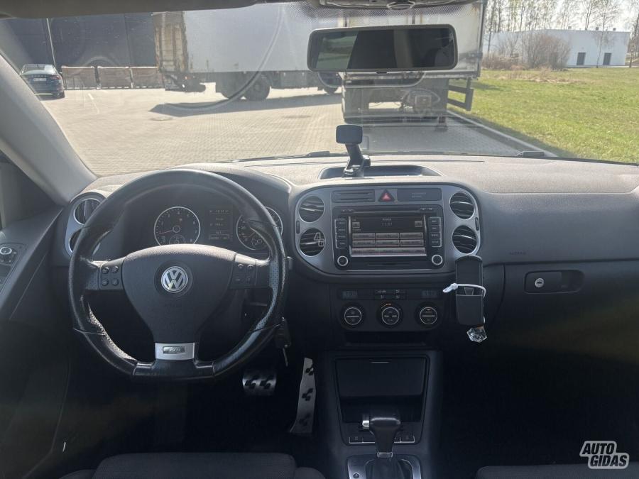 Black Volkswagen Tiguan 2010 in Kaunas, with an engine capacity of 2.00 L and mileage of 230 thousand km for 6950 €, photo 12 on AUTOMOTO.COM.LV