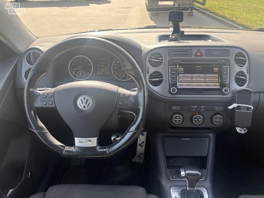 Black Volkswagen Tiguan 2010 in Kaunas, with an engine capacity of 2.00 L and mileage of 230 thousand km for 6950 €, photo 13 on AUTOMOTO.COM.LV