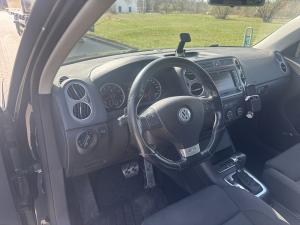 Black Volkswagen Tiguan 2010 in Kaunas, with an engine capacity of 2.00 L and mileage of 230 thousand km for 6950 €, photo 14 on AUTOMOTO.COM.LV