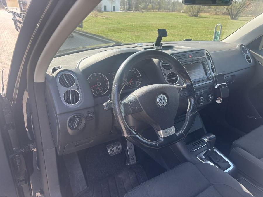 Black Volkswagen Tiguan 2010 in Kaunas, with an engine capacity of 2.00 L and mileage of 230 thousand km for 6950 €, photo 14 on AUTOMOTO.COM.LV