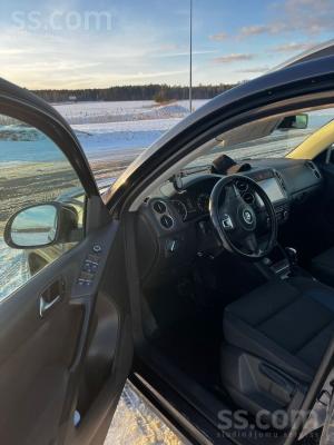 Melns Volkswagen Tiguan 2010 Rīga, ar dzinēja tilpumu 2.00 L un nobraukumu 0 tūkst. km par 6799 €, foto 3 vietnē AUTOMOTO.COM.LV