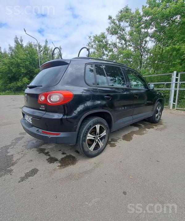 Black Volkswagen Tiguan 2010 in Daugavpils, with an engine capacity of 1.40 L and mileage of 447 thousand km for 3850 €, photo 6 on AUTOMOTO.COM.LV
