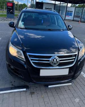 Black Volkswagen Tiguan 2010 in Vilnius, with an engine capacity of 1.98 L and mileage of 281 thousand km for 5500 €, photo 3 on AUTOMOTO.COM.LV