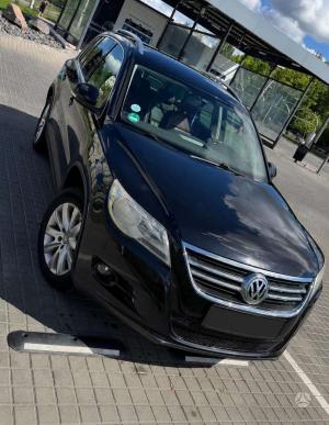 Black Volkswagen Tiguan 2010 in Vilnius, with an engine capacity of 1.98 L and mileage of 281 thousand km for 5500 €, photo 6 on AUTOMOTO.COM.LV