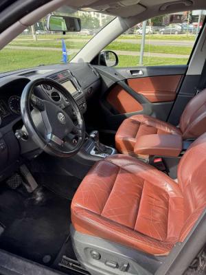 Black Volkswagen Tiguan 2010 in Vilnius, with an engine capacity of 1.98 L and mileage of 281 thousand km for 5500 €, photo 7 on AUTOMOTO.COM.LV