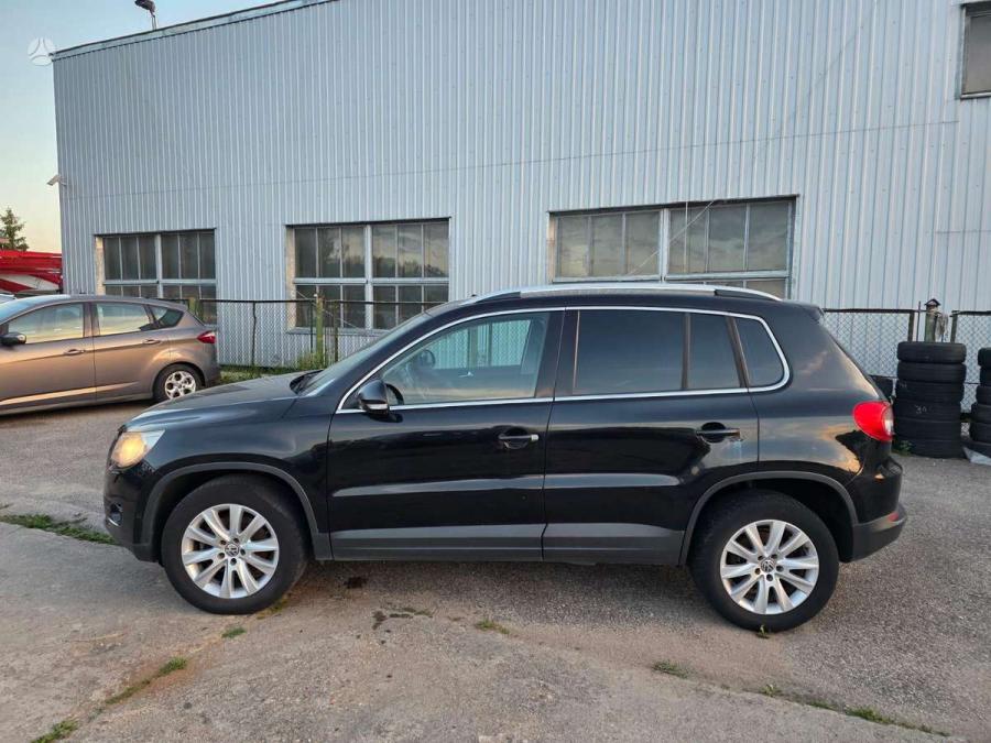 Melns Volkswagen Tiguan 2010 Utena, ar dzinēja tilpumu 1.97 L un nobraukumu 380 tūkst. km par 2490 €, foto 4 vietnē AUTOMOTO.COM.LV