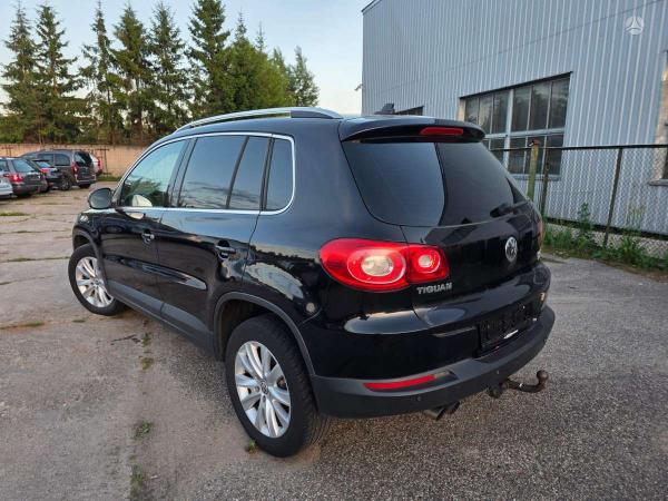 Melns Volkswagen Tiguan 2010 Utena, ar dzinēja tilpumu 1.97 L un nobraukumu 380 tūkst. km par 2490 €, foto 4 vietnē AUTOMOTO.COM.LV