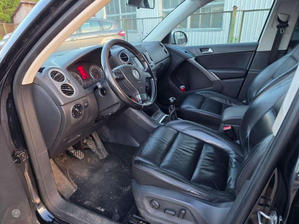 Melns Volkswagen Tiguan 2010 Utena, ar dzinēja tilpumu 1.97 L un nobraukumu 380 tūkst. km par 2490 €, foto 8 vietnē AUTOMOTO.COM.LV