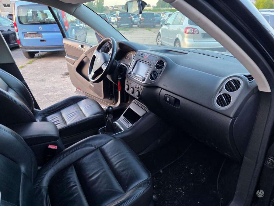 Melns Volkswagen Tiguan 2010 Utena, ar dzinēja tilpumu 1.97 L un nobraukumu 380 tūkst. km par 2490 €, foto 11 vietnē AUTOMOTO.COM.LV