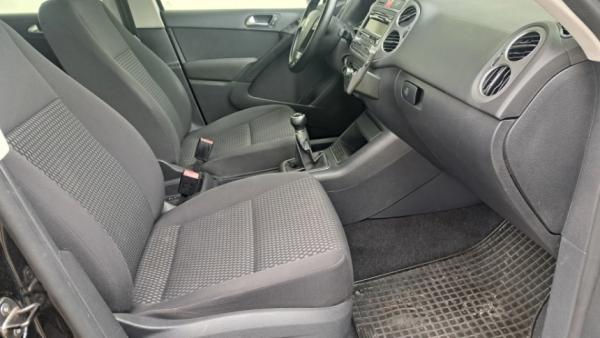 Black Volkswagen Tiguan 2010 in Riga, with an engine capacity of 1.40 L and mileage of 208 thousand km for 6150 €, photo 3 on AUTOMOTO.COM.LV