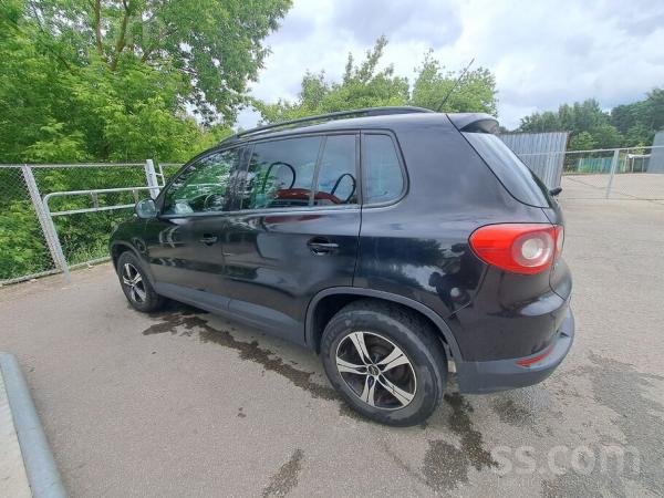 Black Volkswagen Tiguan 2010 in Daugavpils, with an engine capacity of 1.40 L and mileage of 447 thousand km for 3050 €, photo 7 on AUTOMOTO.COM.LV